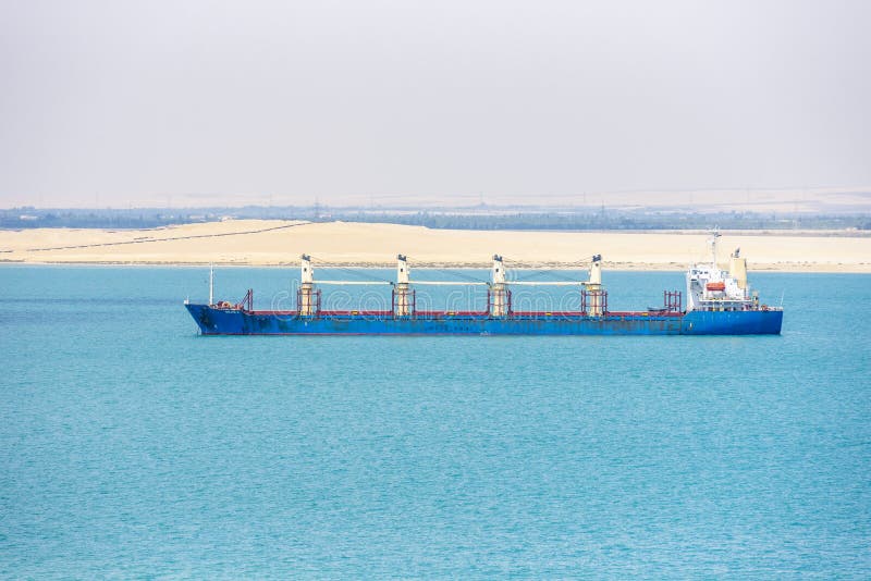 Cargueiro a Caminho Do Canal Suez. Foto Editorial - Imagem de azul ...