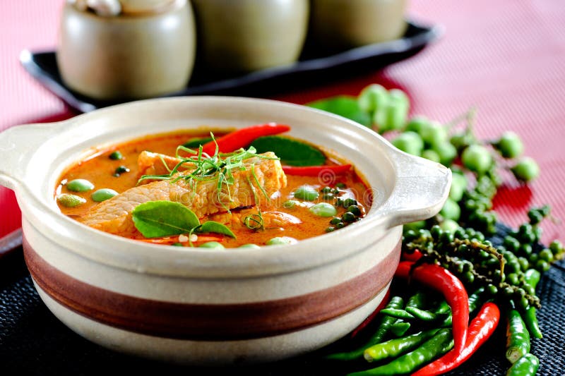 Cari Rouge Panang De Porc Avec Du Riz Dans Le Plat Blanc Sur En Bois ...