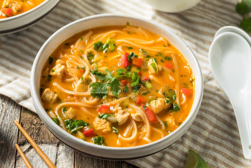 Caril Tailand?s Caseiro Pho Do Coco Da Galinha Foto de Stock - Imagem ...