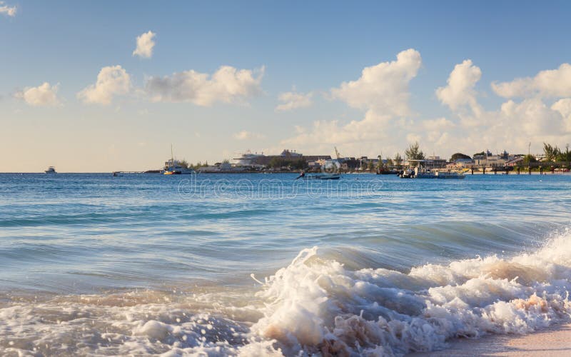 Carlisle Bay Em Bridgetown, Barbados Foto Editorial - Imagem de branco ...