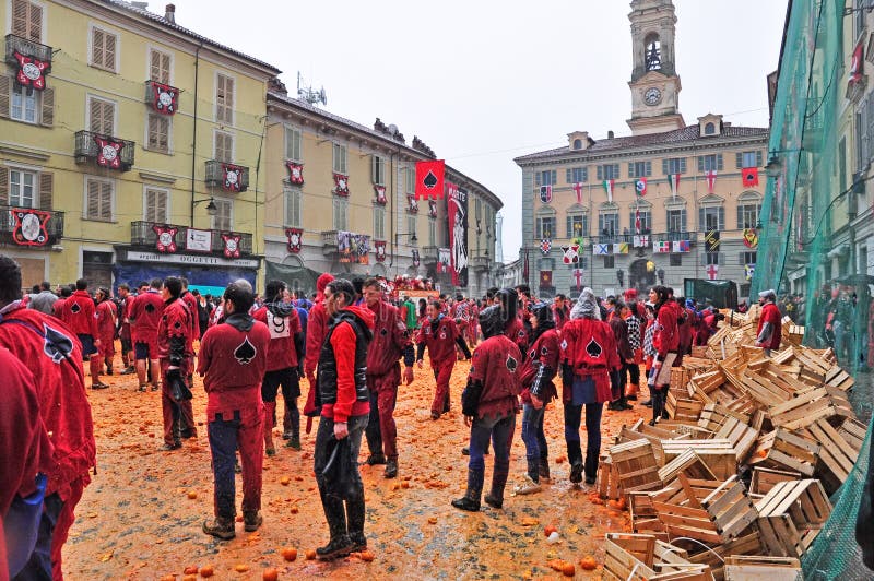 Carnaval D'Ivrea La Bataille Des Oranges Photographie éditorial - Image ...