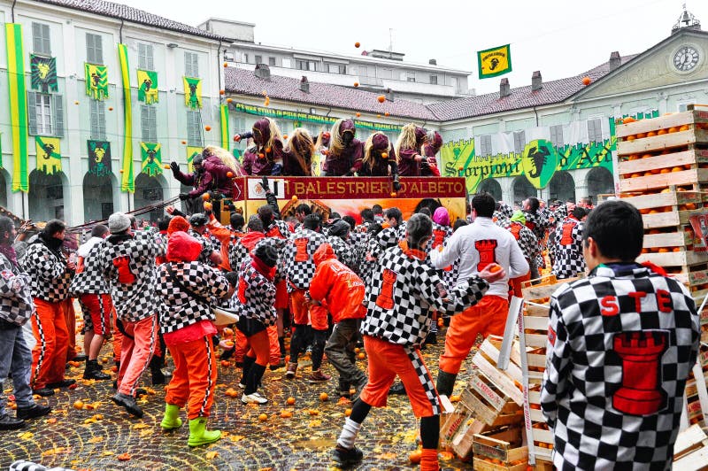 Carnaval De Ivrea. La Batalla De Naranjas. Imagen editorial - Imagen de ...