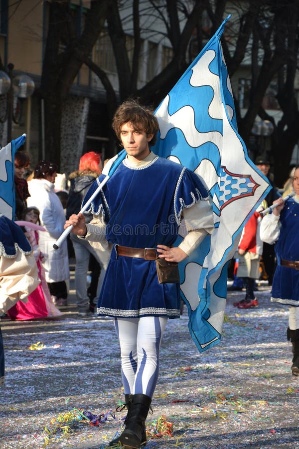 Carnaval - Flag-waver Medieval Foto Editorial - Imagem de parada ...