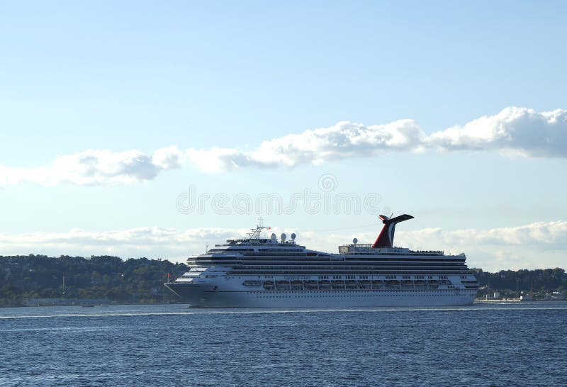 Navio De Cruzeiro Carnival Glory a Deixar Nova Iorque Foto de Stock ...