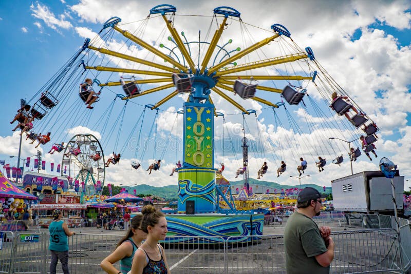 YoYo Carnival Ride Bij Walworth-de Markt Van De Provincie Redactionele ...