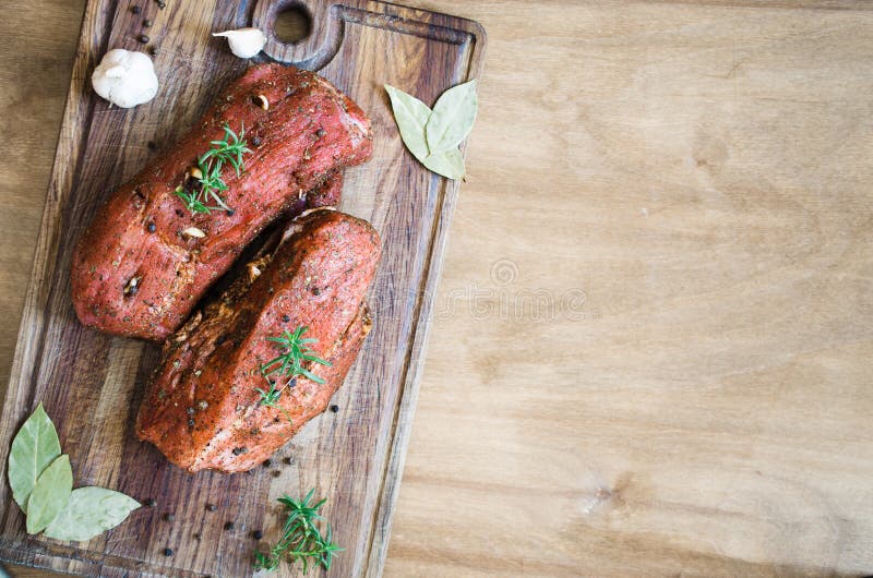 Carne Adobada Cruda Fresca En Una Tabla De Madera Foto de archivo ...