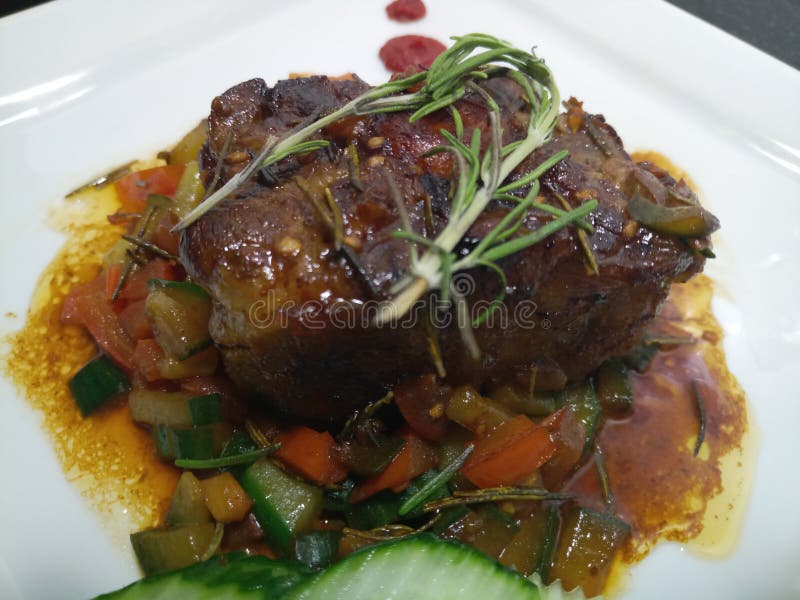 Carne Cocinada De La Carne De Vaca Con Las Verduras Imagen de archivo ...