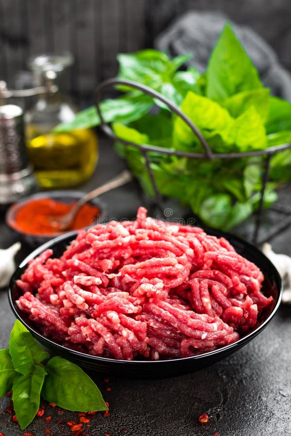 Carne Cruda Della Carne Tritata Con Gli Ingredienti Per Cucinare Carne ...