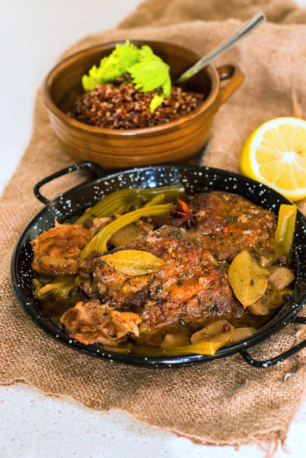 Carne De Cerdo En Salsa Y Quinoa Picantes Imagen de archivo - Imagen de ...