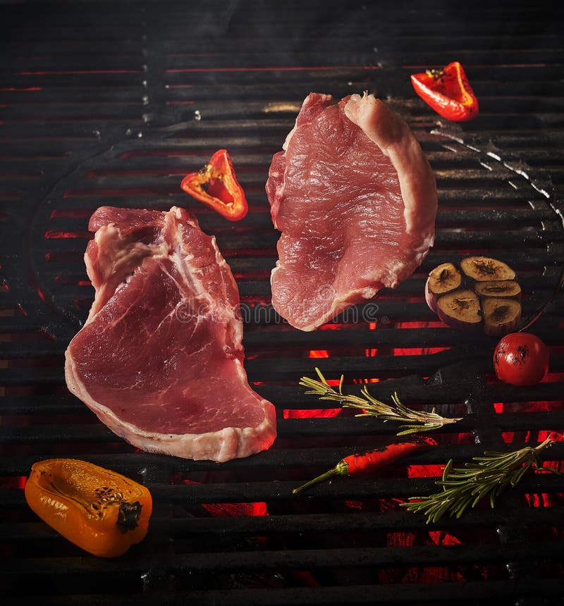 Carne De Cerdo Volando a La Parrilla Foto de archivo - Imagen de campo ...