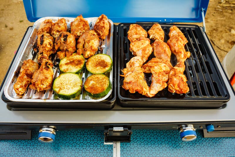 Carne De Pollo Asando a La Parrilla De Gas Imagen de archivo - Imagen ...