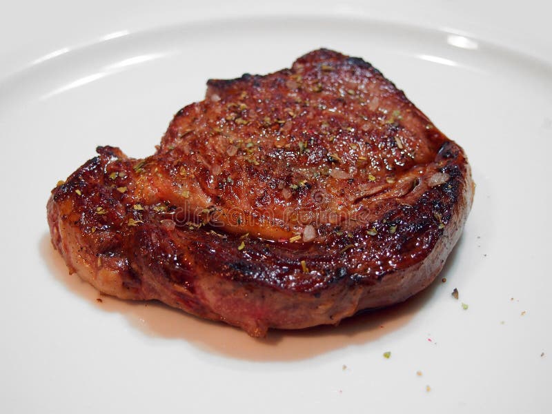 Carne De Carne Ribeye Cocinada Con Cubierta Aislada En Placa Blanca ...
