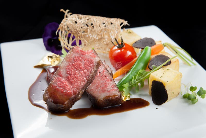 Carne De Vaca Cocinada Con Arroz En El Cuenco Imagen de archivo ...