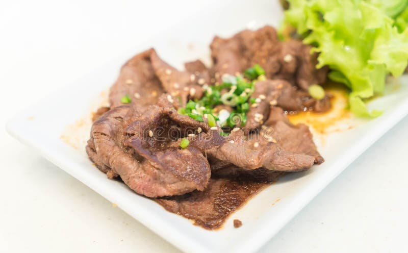 Carne De Vaca Cocinada En Salsa Negra Imagen de archivo - Imagen de ...