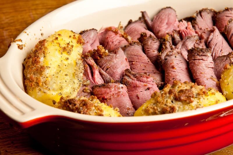 Carne De Vaca De Carne Asada En Cacerola Imagen de archivo - Imagen de ...
