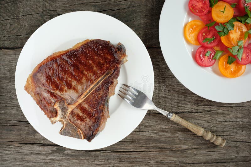 Carne De Vaca Roasted Com Salada Do Tomate Foto de Stock - Imagem de ...