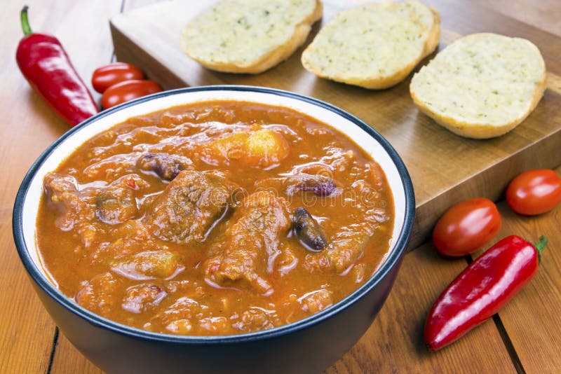 Carne De Vaca Stew with Garlic Bread De Los Chiles Imagen de archivo ...