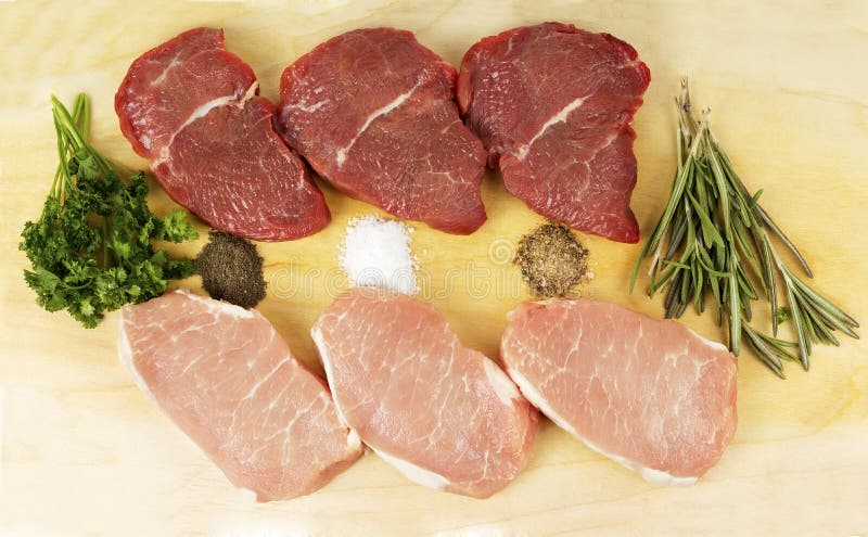 Carne De Vaca Y Cerdo En El Tablero Foto de archivo - Imagen de especia ...