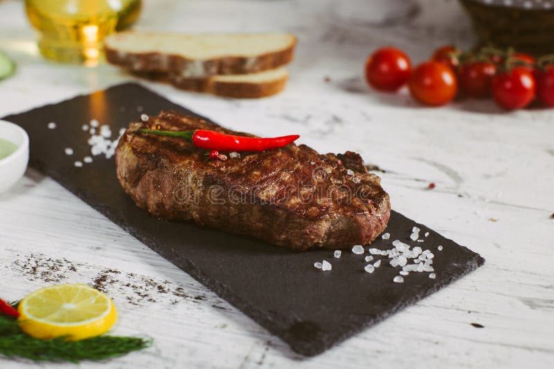 Ribay Do Bife Roasted Na Grade Foto de Stock - Imagem de bife, fumo ...