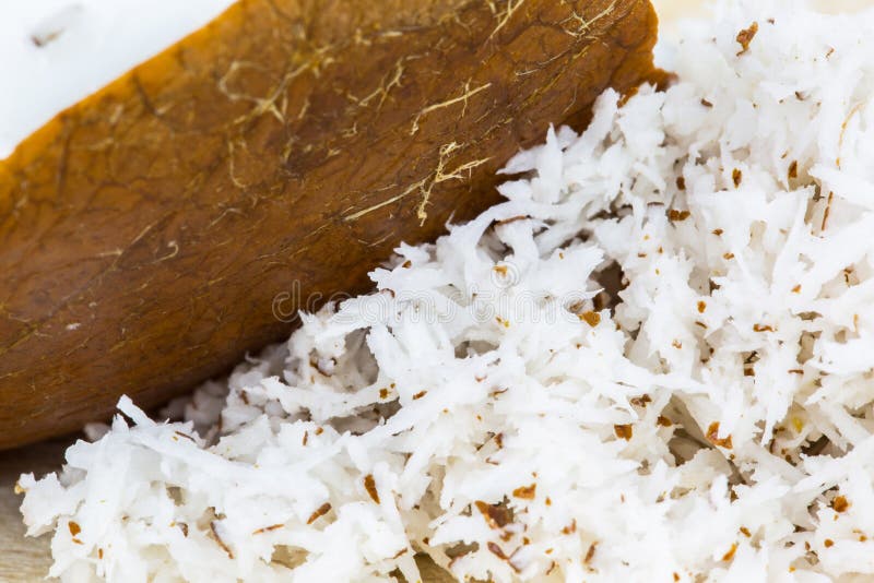 Carne Do Coco E Coco Raspado Foto de Stock - Imagem de alimento, nave ...