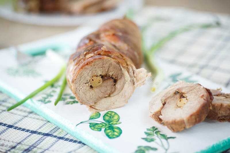 Rolo De Carne Cozido Com Chalotas Foto de Stock - Imagem de cogumelo ...