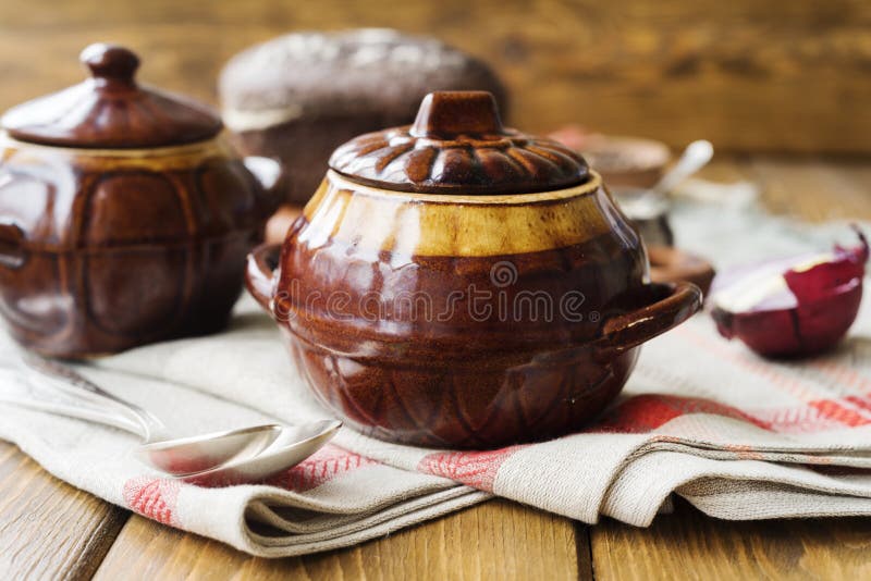 Carne en Clay Pot imagen de archivo. Imagen de cebolla - 68856901