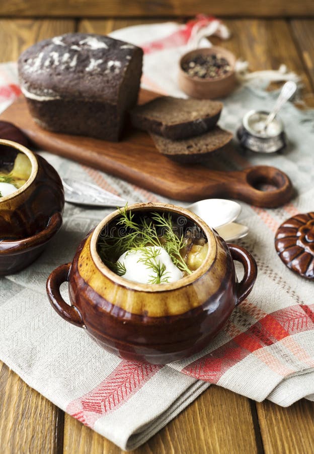 Carne en Clay Pot imagen de archivo. Imagen de salsa - 68856935