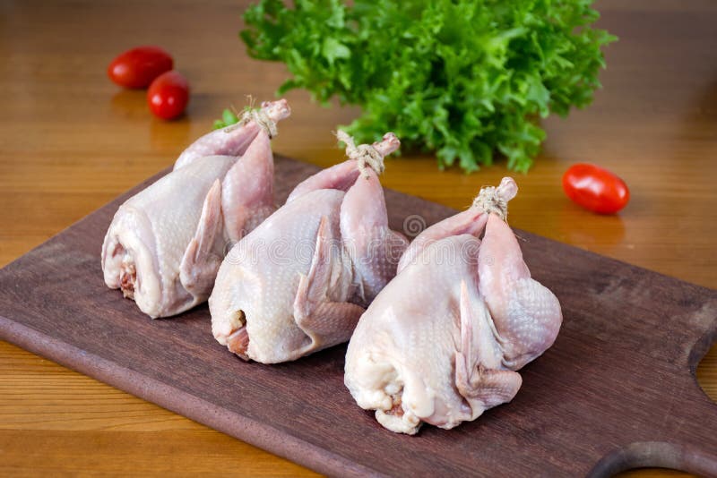 Carne De Las Codornices Aislado En El Fondo Blanco Foto de archivo ...