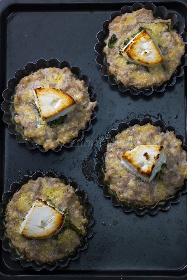 Carne Picada De Pollo Horneada Con Queso De Cabra Imagen de archivo ...