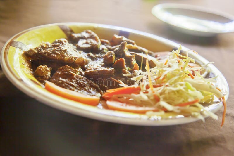 Carne Roja Plateada Con La Ensalada De Col Imagen de archivo - Imagen ...