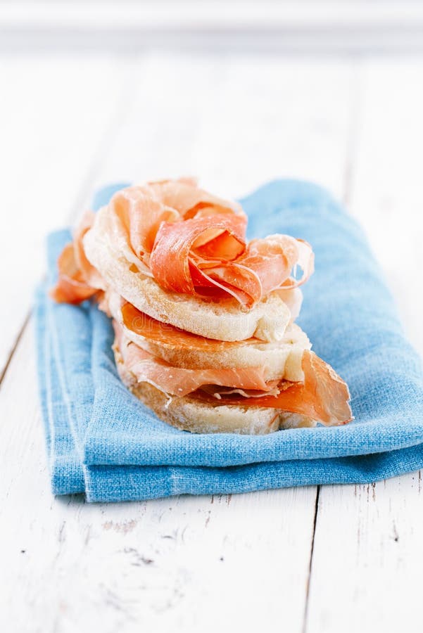 Carne Y Ciabatta Curados Jamon De Serrano Foto de archivo - Imagen de ...
