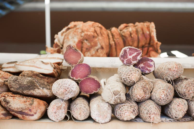 Carnes Curadas Diferentes Misturadas Na Prateleira Foto de Stock ...