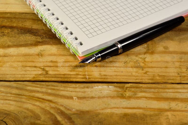 Carnet Avec Le Stylo-plume Et La Calculatrice Sur Une Table En Bois ...