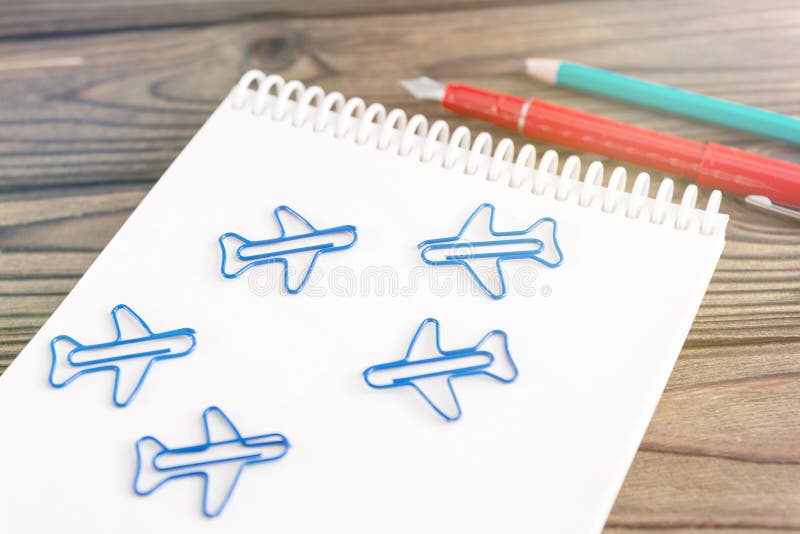 Carnet, Chiffres Sous Forme D'avions, Stylo, Crayon Sur Un Fond En Bois ...