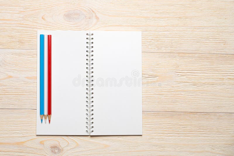 Carnet Vide Ouvert Sur La Table Du Bureau Photo stock - Image du cahier ...