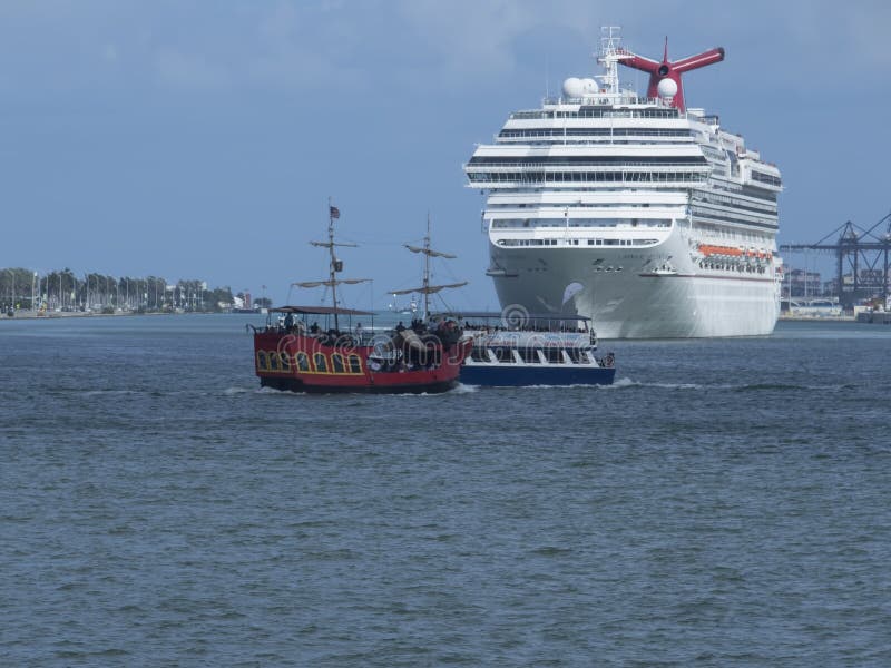 Carnival Splendor Cruise Ship Editorial Image - Image of port, tropical ...