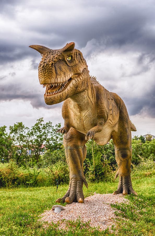 Carnotaurus Im Dinosaurier-Park, Moskau, Russland Redaktionelles Foto ...