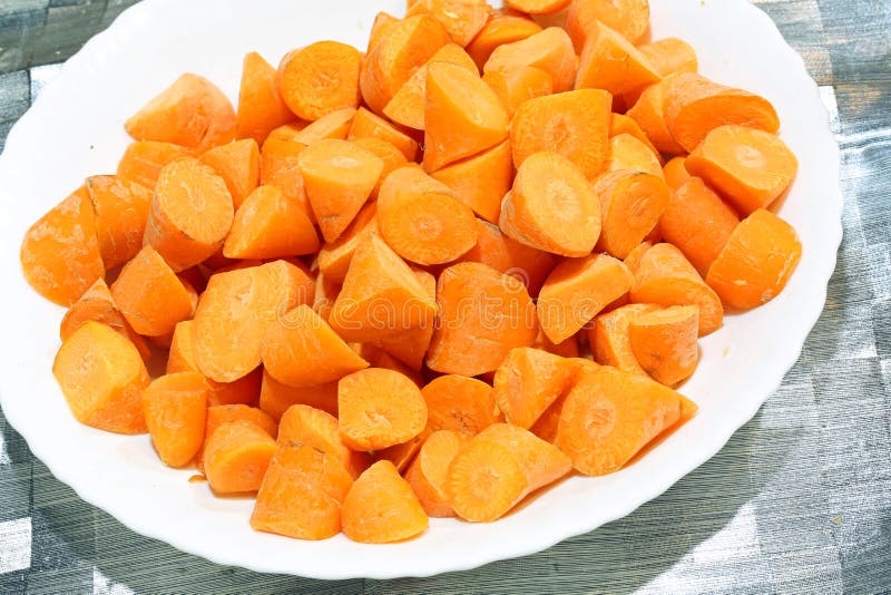 Carote, Cipolla E Sedano Tagliati Su Un Tagliere Di Legno Fotografia ...