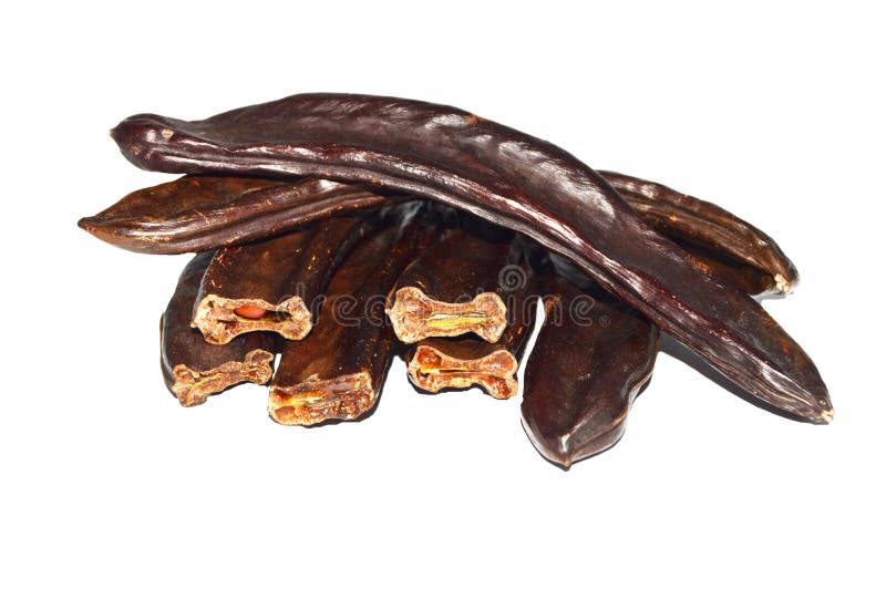 Caroube Et Cosses Moulues Sur Le Blanc Image stock - Image du ground ...