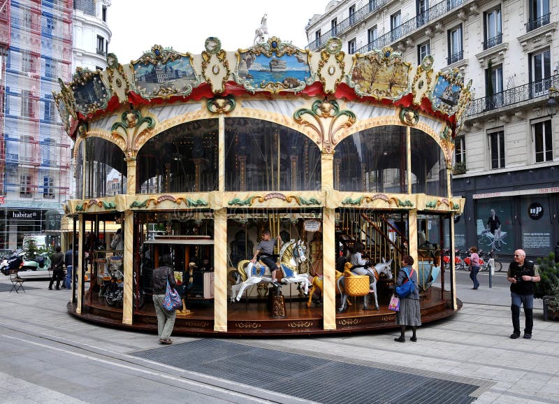 Carousel lyon редакционное изображение. изображение насчитывающей ...