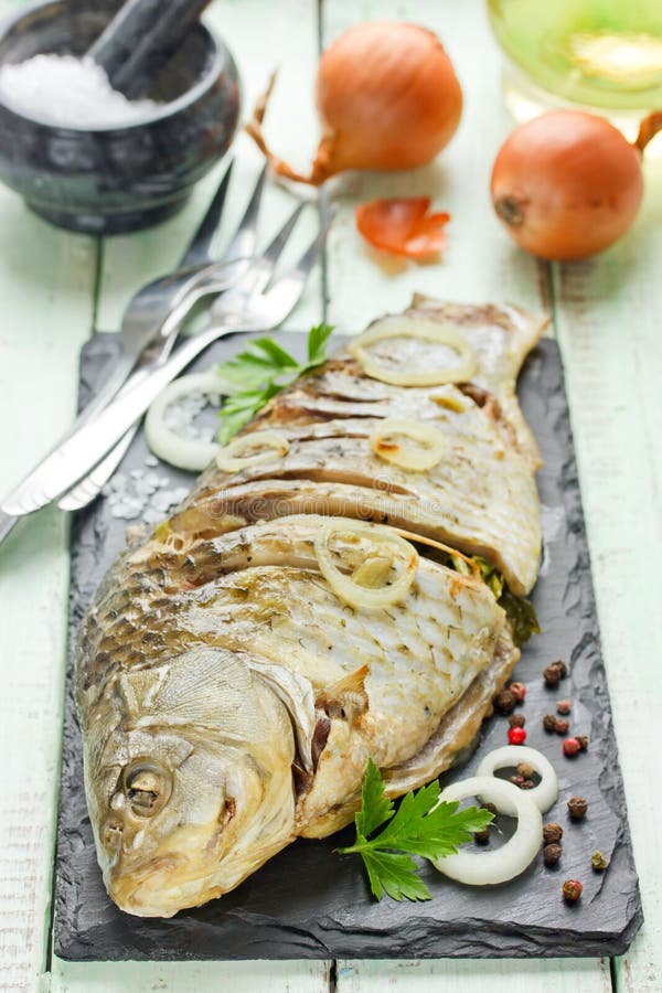 Pescados Asados De La Carpa Con Las Verduras Totalmente Comida ...