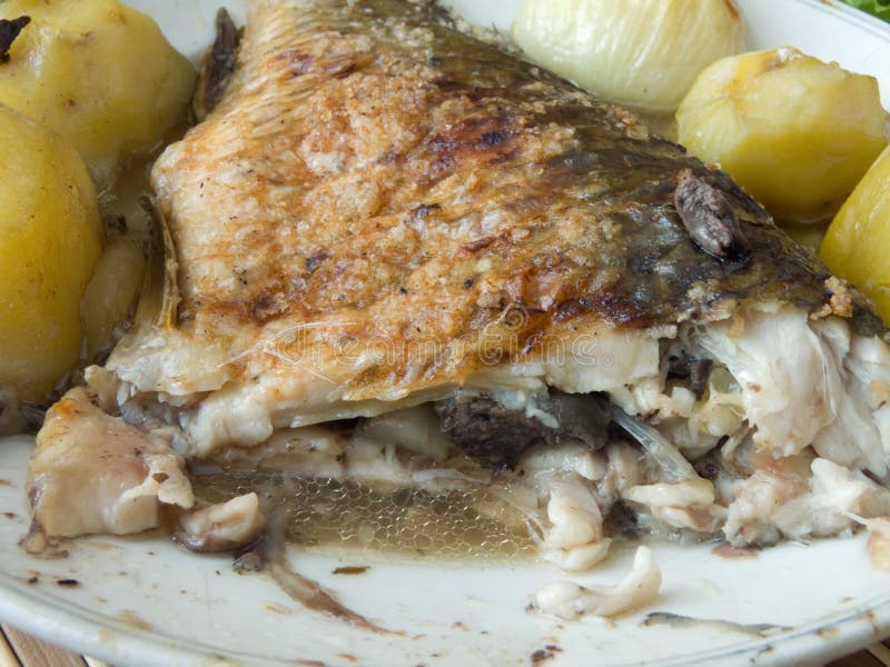 Carpa asada a la parilla foto de archivo. Imagen de comida - 7127224