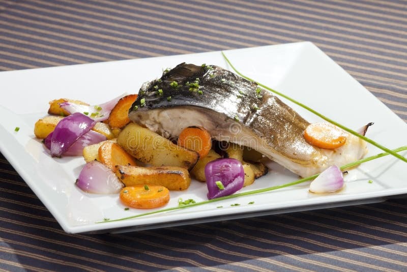 Dorado Asado a La Parrilla Con Las Patatas Foto de archivo - Imagen de ...