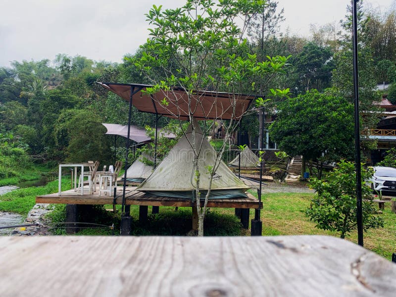 Carpa De Camping Triangular En Medio De Imagen de archivo - Imagen de ...