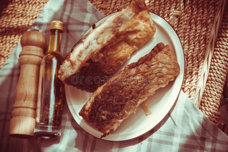 Carpa frita con aceite foto de archivo. Imagen de sano - 63027448
