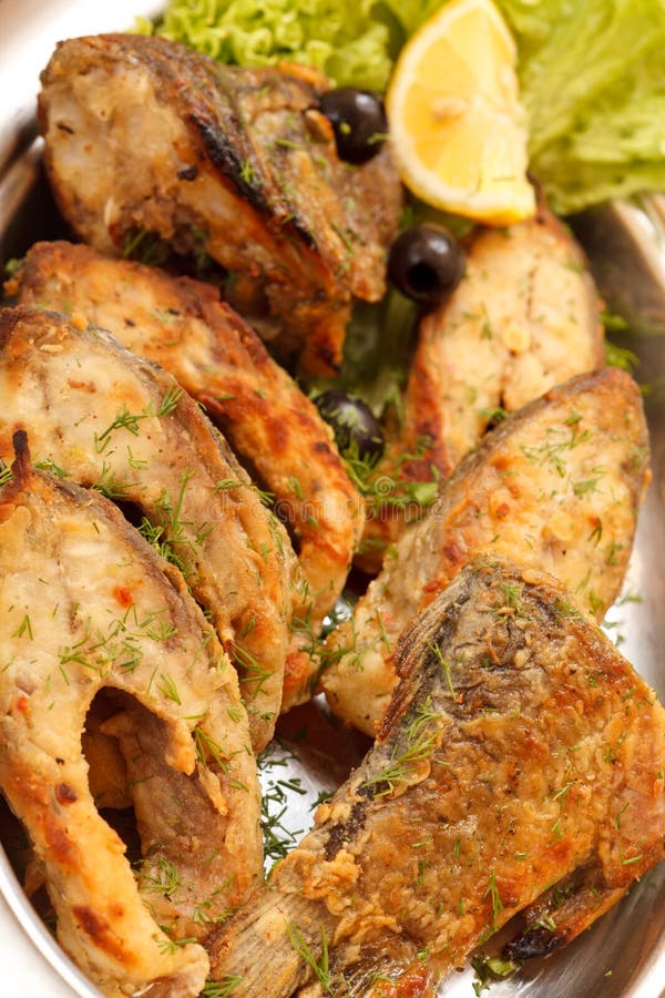 Filet De Cabillaud Frit Avec Des Frites Et La Salade Image stock ...