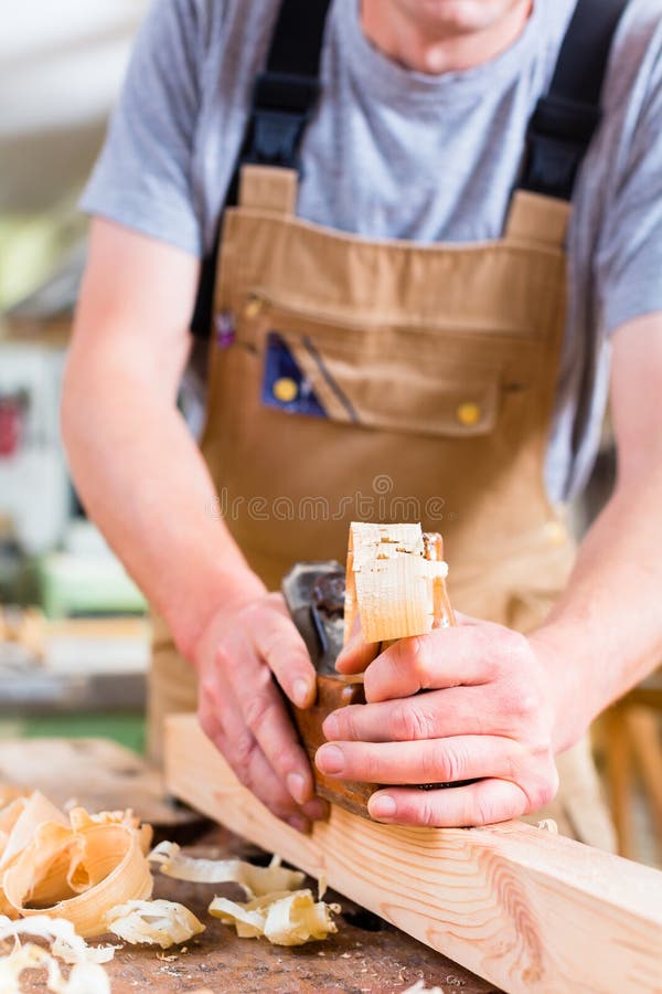 Carpinteiro Com Plaina E O Workpiece De Madeira Na Carpintaria Imagem ...