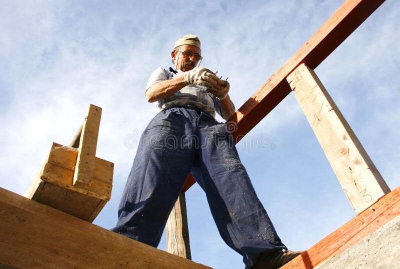 Carpintero Con Clavos Y Un Rectángulo De Madera Imagen de archivo ...