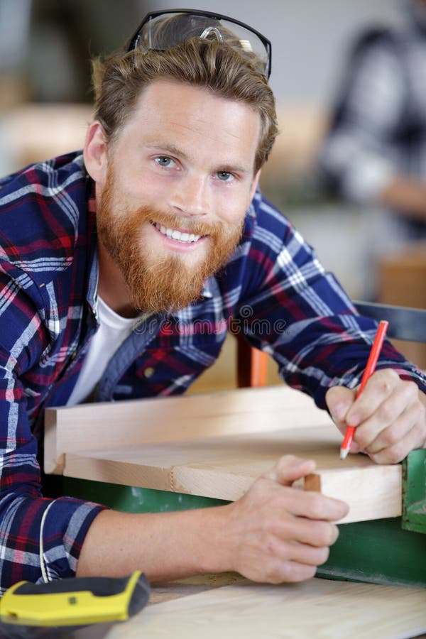 Carpintero En Medidas De Trabajo Madera Imagen de archivo - Imagen de ...
