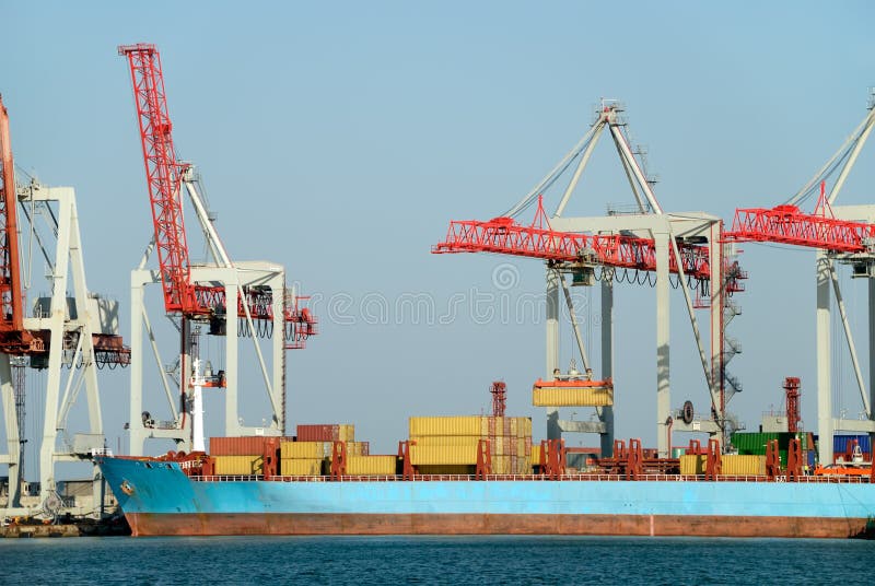 Carregamento Da Carga Na Porta Foto de Stock - Imagem de toneladas ...